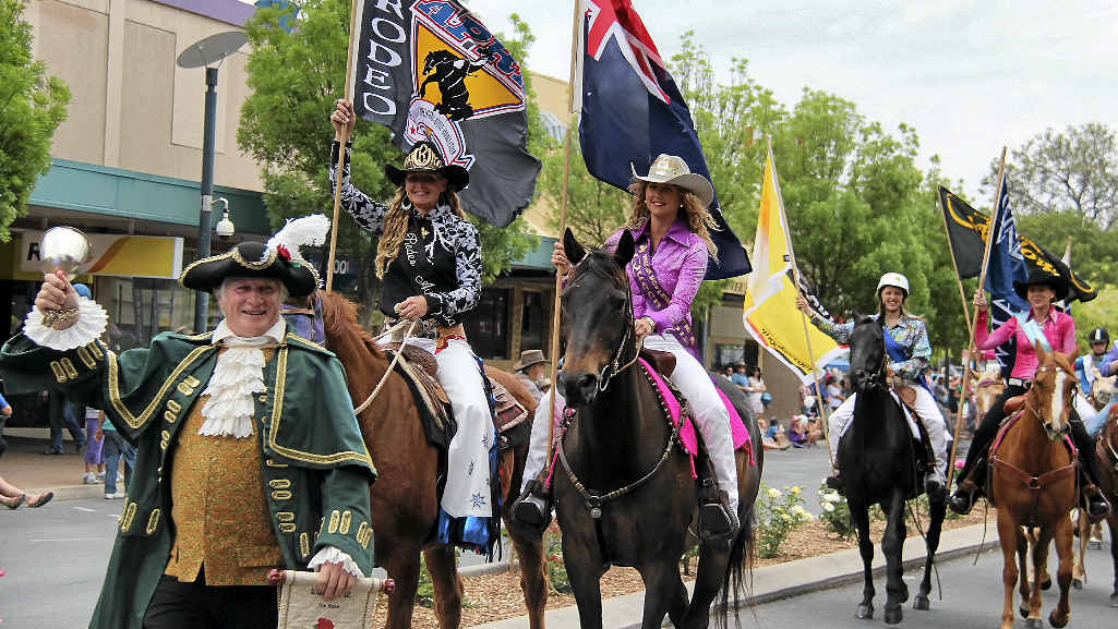 Street parade carries spirit of Rose and Rodeo Festival - Warwick Daily ...