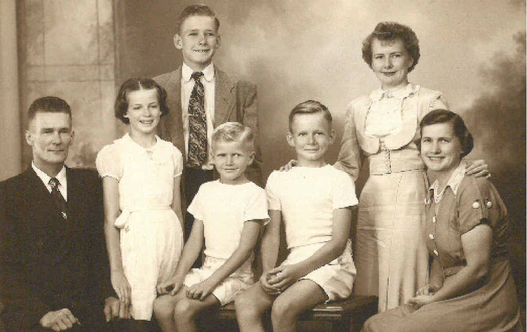 Readers help identify family in photo | Daily Mercury